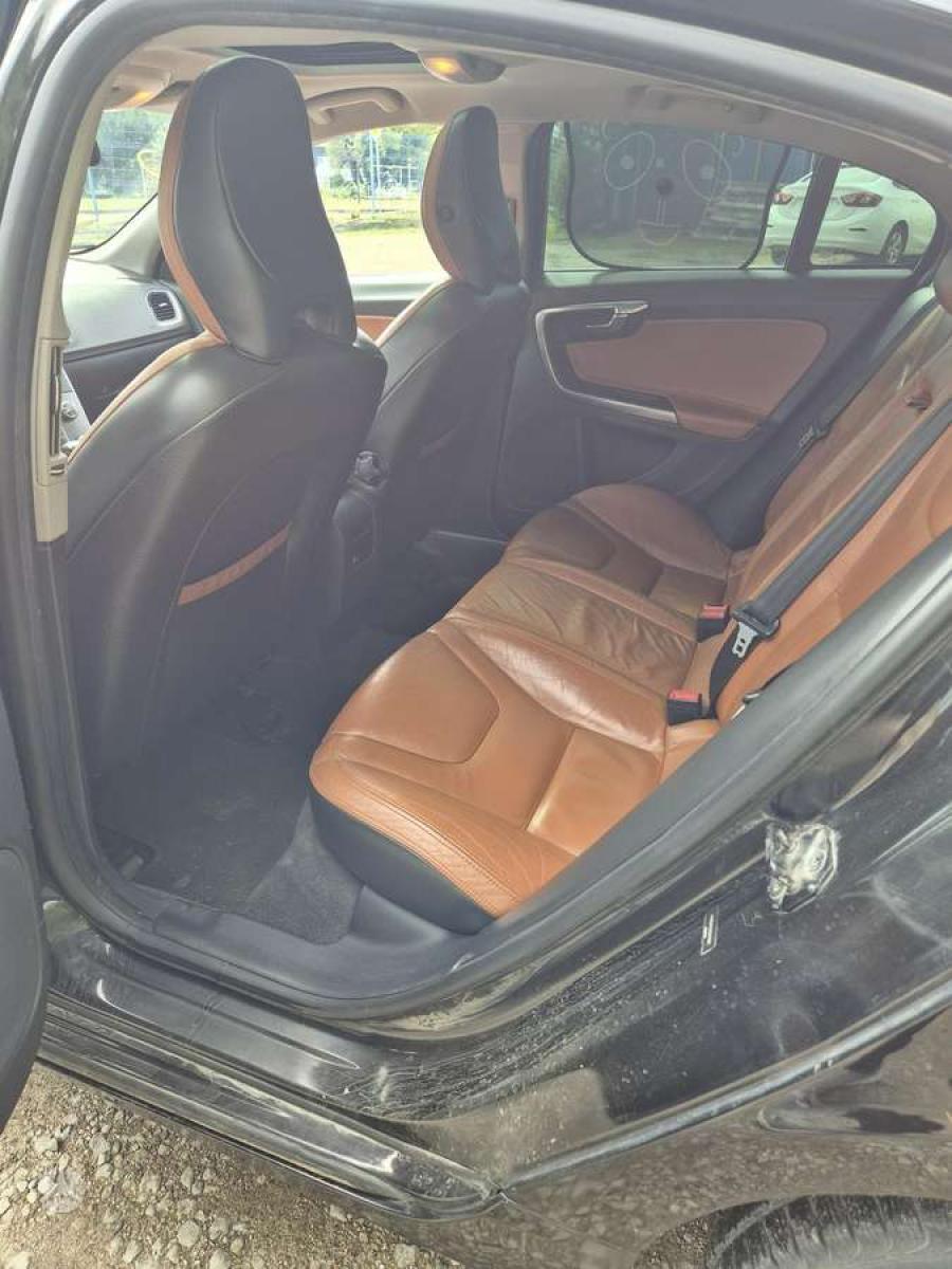 Black Volvo S60 2012 in Alytus, with an engine capacity of 2.50 L and mileage of 323 thousand km for 4950 €, photo 12 on AUTOMOTO.COM.LV