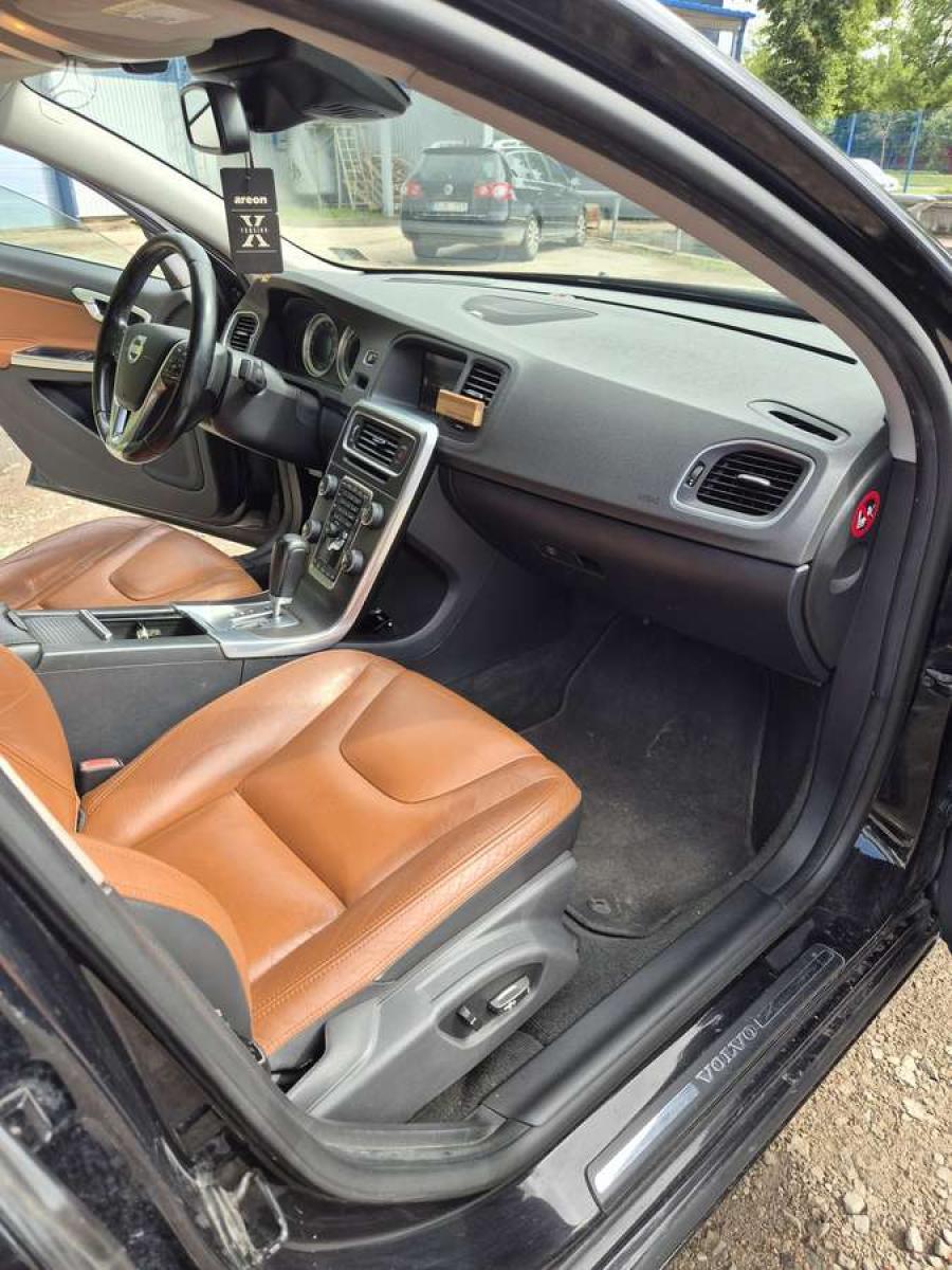 Black Volvo S60 2012 in Alytus, with an engine capacity of 2.50 L and mileage of 323 thousand km for 4950 €, photo 14 on AUTOMOTO.COM.LV