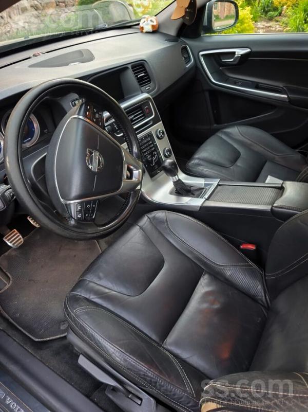 Black Volvo S60 2012 in Dobele, with an engine capacity of 2.40 L and mileage of 340 thousand km for 6200 €, photo 3 on AUTOMOTO.COM.LV