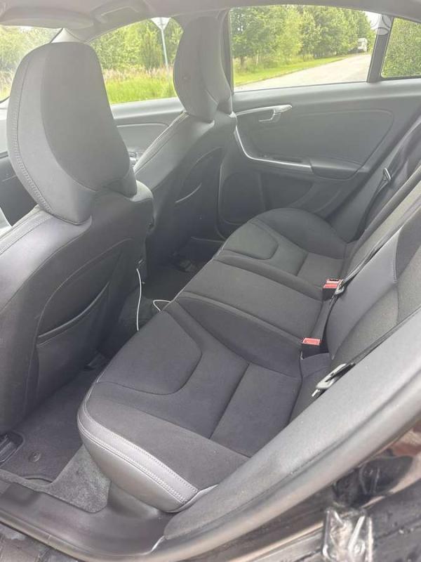 Melns Volvo S60 2012 Mažeikiai, ar dzinēja tilpumu 2.00 L un nobraukumu 254 tūkst. km par 6450 €, foto 7 vietnē AUTOMOTO.COM.LV