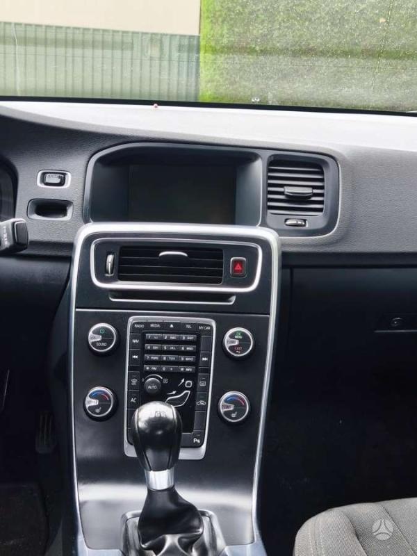 Melns Volvo S60 2012 Marijampole, ar dzinēja tilpumu 2.00 L un nobraukumu 338 tūkst. km par 4100 €, foto 7 vietnē AUTOMOTO.COM.LV