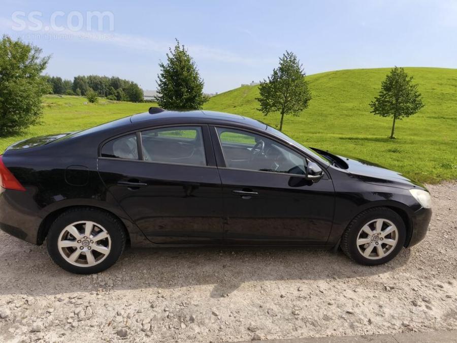 Black Volvo S60 2012 in Riga, with an engine capacity of 1.60 L and mileage of 307 thousand km for 4800 €, photo 1 on AUTOMOTO.COM.LV