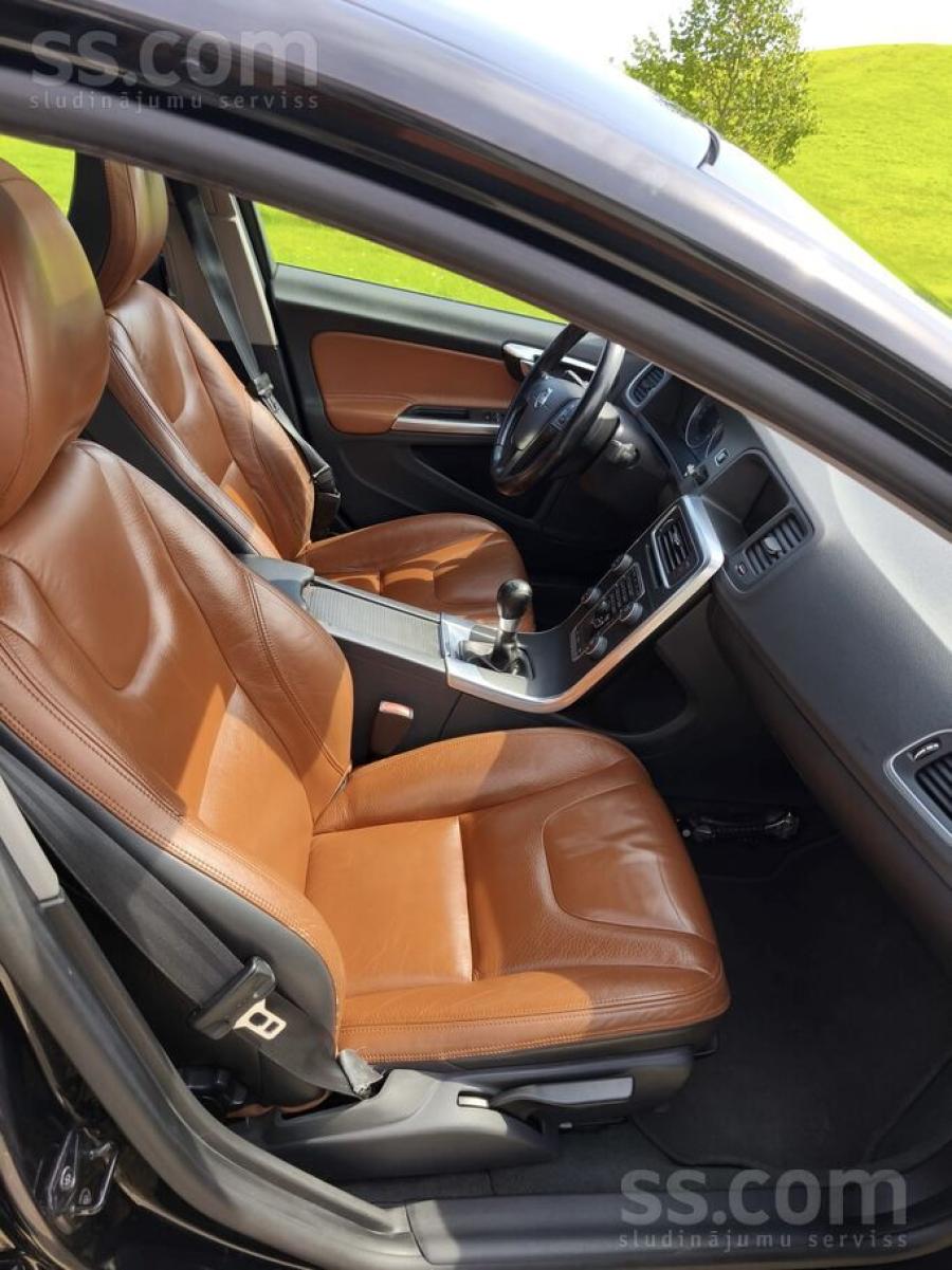 Black Volvo S60 2012 in Riga, with an engine capacity of 1.60 L and mileage of 307 thousand km for 4800 €, photo 6 on AUTOMOTO.COM.LV