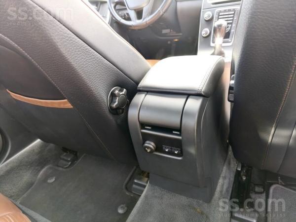 Black Volvo S60 2012 in Riga, with an engine capacity of 1.60 L and mileage of 307 thousand km for 4800 €, photo 9 on AUTOMOTO.COM.LV