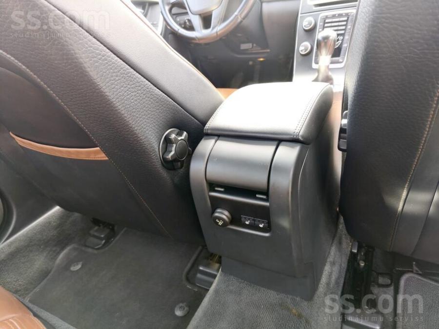 Black Volvo S60 2012 in Riga, with an engine capacity of 1.60 L and mileage of 307 thousand km for 4800 €, photo 10 on AUTOMOTO.COM.LV