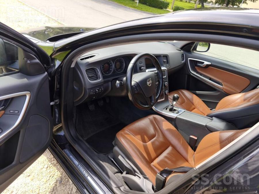 Black Volvo S60 2012 in Riga, with an engine capacity of 1.60 L and mileage of 307 thousand km for 4800 €, photo 11 on AUTOMOTO.COM.LV
