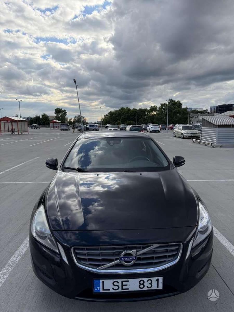 Black Volvo S60 2012 in Vilnius, with an engine capacity of 1.56 L and mileage of 286 thousand km for 4800 €, photo 3 on AUTOMOTO.COM.LV
