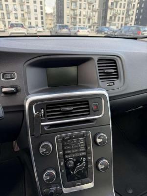 Black Volvo S60 2012 in Vilnius, with an engine capacity of 1.56 L and mileage of 286 thousand km for 4800 €, photo 4 on AUTOMOTO.COM.LV