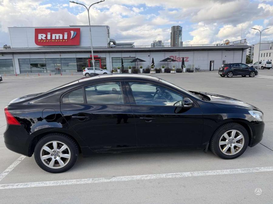 Black Volvo S60 2012 in Vilnius, with an engine capacity of 1.56 L and mileage of 286 thousand km for 4800 €, photo 6 on AUTOMOTO.COM.LV