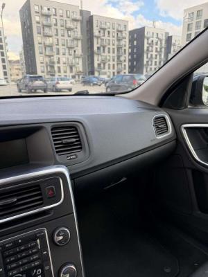 Black Volvo S60 2012 in Vilnius, with an engine capacity of 1.56 L and mileage of 286 thousand km for 4800 €, photo 8 on AUTOMOTO.COM.LV