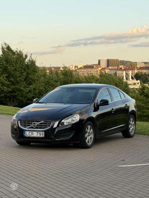Melns Volvo S60 2012 Viļņa, ar dzinēja tilpumu 1.98 L un nobraukumu 245 tūkst. km par 4450 €, foto  vietnē AUTOMOTO.COM.LV