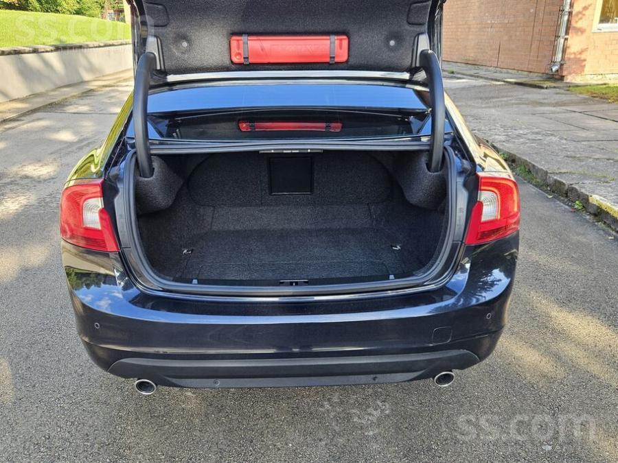 Melns Volvo S60 2012 Jēkabpils, ar dzinēja tilpumu 2.40 L un nobraukumu 263 tūkst. km par 6890 €, foto 18 vietnē AUTOMOTO.COM.LV