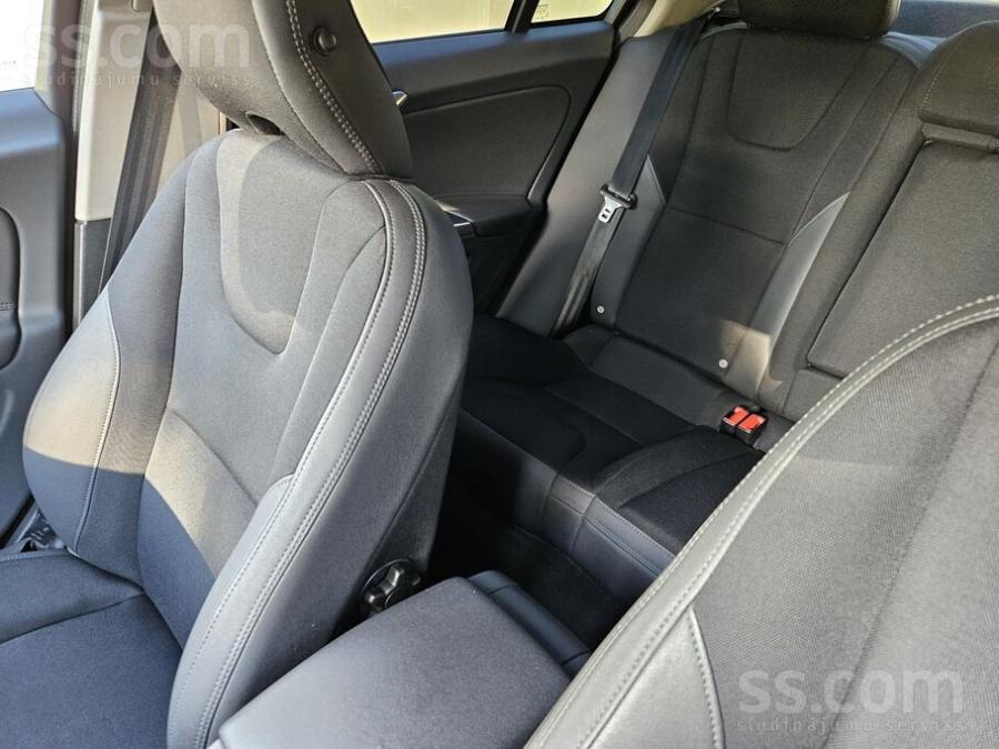 Melns Volvo S60 2012 Jēkabpils, ar dzinēja tilpumu 2.40 L un nobraukumu 263 tūkst. km par 6890 €, foto 28 vietnē AUTOMOTO.COM.LV