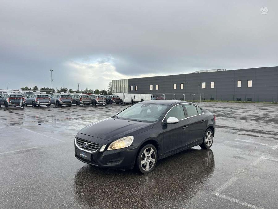 Melns Volvo S60 2012 Viļņa, ar dzinēja tilpumu 1.98 L un nobraukumu 319 tūkst. km par 6700 €, foto 1 vietnē AUTOMOTO.COM.LV