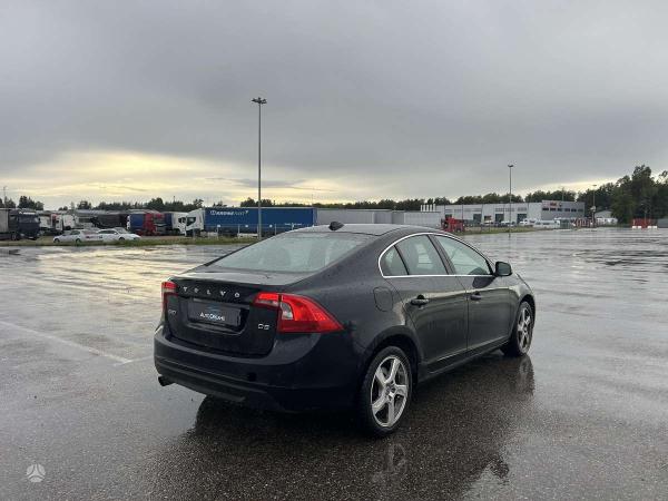Melns Volvo S60 2012 Viļņa, ar dzinēja tilpumu 1.98 L un nobraukumu 319 tūkst. km par 6700 €, foto 4 vietnē AUTOMOTO.COM.LV