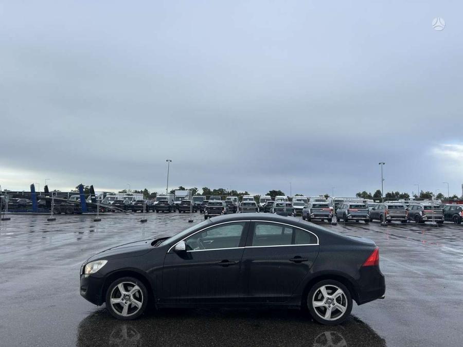Melns Volvo S60 2012 Viļņa, ar dzinēja tilpumu 1.98 L un nobraukumu 319 tūkst. km par 6700 €, foto 7 vietnē AUTOMOTO.COM.LV