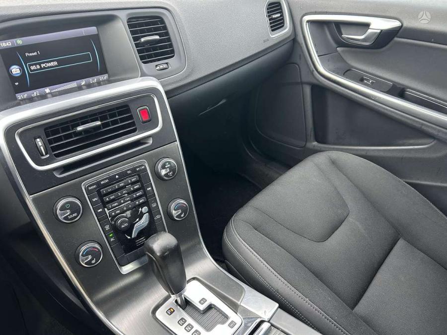 Melns Volvo S60 2012 Viļņa, ar dzinēja tilpumu 1.98 L un nobraukumu 319 tūkst. km par 6700 €, foto 14 vietnē AUTOMOTO.COM.LV