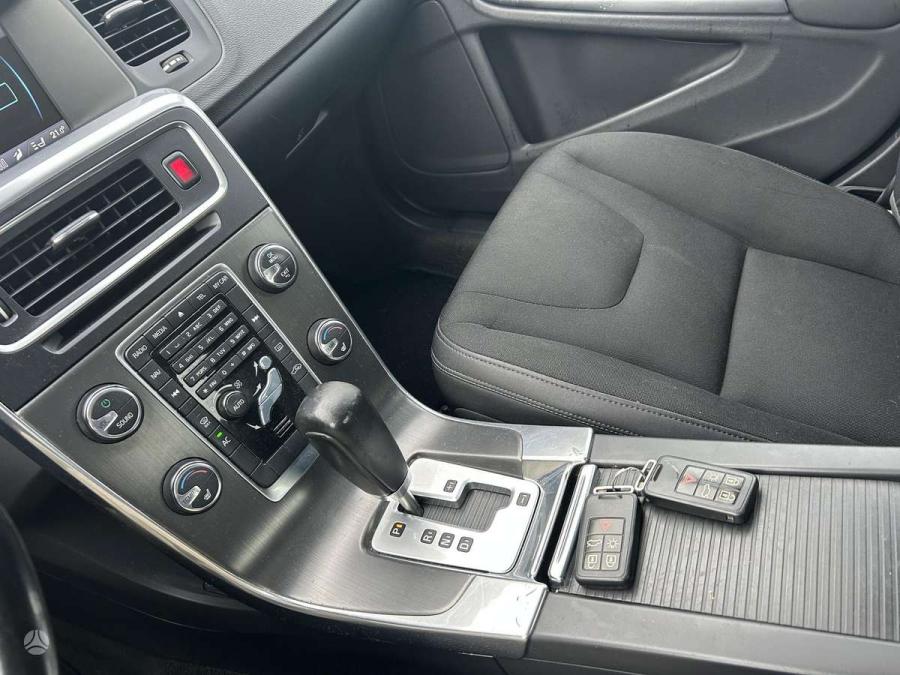 Melns Volvo S60 2012 Viļņa, ar dzinēja tilpumu 1.98 L un nobraukumu 319 tūkst. km par 6700 €, foto 16 vietnē AUTOMOTO.COM.LV