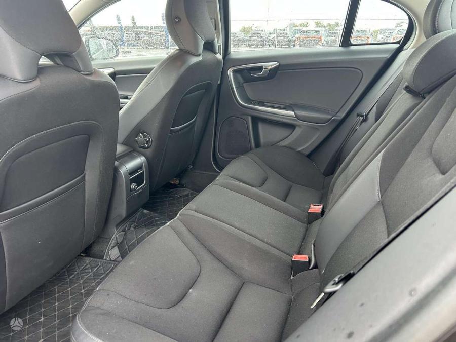 Melns Volvo S60 2012 Viļņa, ar dzinēja tilpumu 1.98 L un nobraukumu 319 tūkst. km par 6700 €, foto 20 vietnē AUTOMOTO.COM.LV