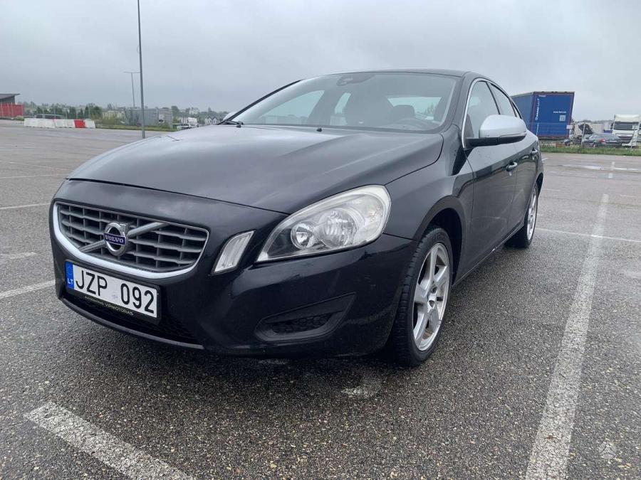 Black Volvo S60 2012 in Vilnius, with an engine capacity of 1.98 L and mileage of 319 thousand km for 6500 €, photo 1 on AUTOMOTO.COM.LV