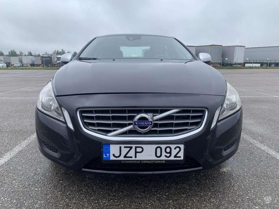 Black Volvo S60 2012 in Vilnius, with an engine capacity of 1.98 L and mileage of 319 thousand km for 6500 €, photo 3 on AUTOMOTO.COM.LV