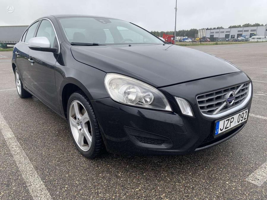 Black Volvo S60 2012 in Vilnius, with an engine capacity of 1.98 L and mileage of 319 thousand km for 6500 €, photo 4 on AUTOMOTO.COM.LV