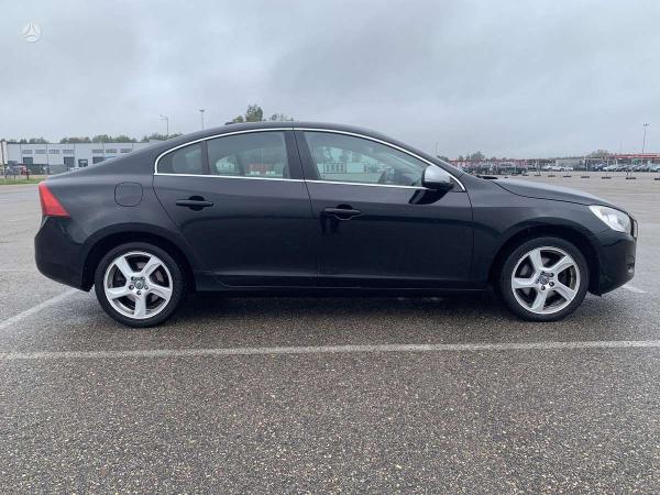 Melns Volvo S60 2012 Viļņa, ar dzinēja tilpumu 1.98 L un nobraukumu 319 tūkst. km par 6500 €, foto 5 vietnē AUTOMOTO.COM.LV