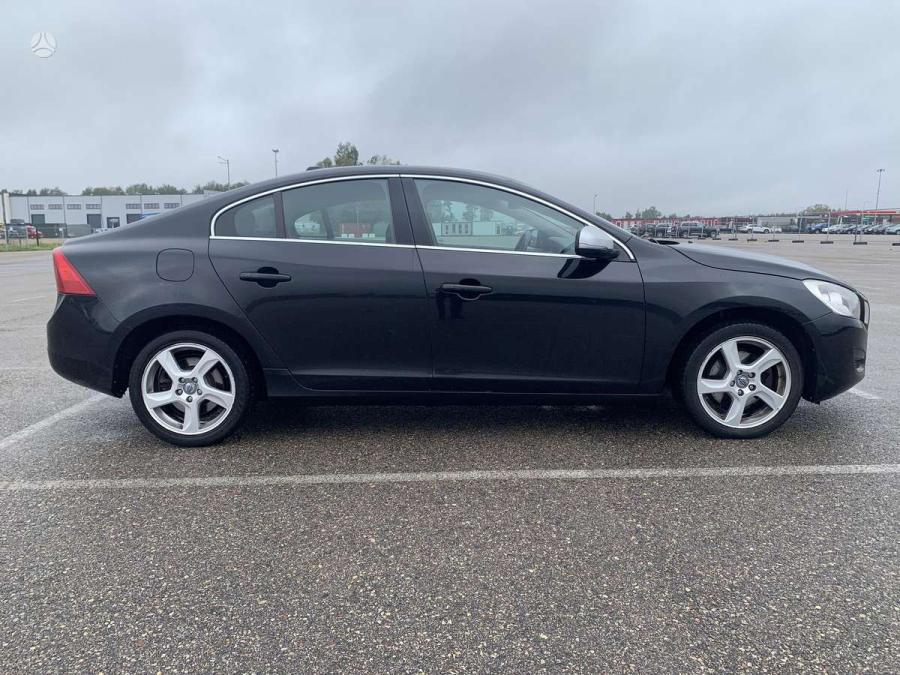 Black Volvo S60 2012 in Vilnius, with an engine capacity of 1.98 L and mileage of 319 thousand km for 6500 €, photo 5 on AUTOMOTO.COM.LV