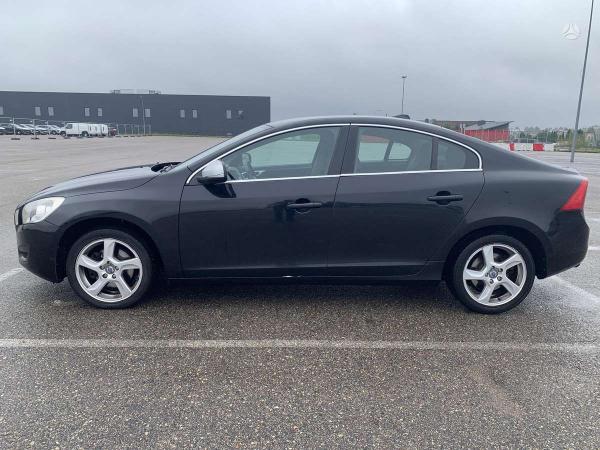 Melns Volvo S60 2012 Viļņa, ar dzinēja tilpumu 1.98 L un nobraukumu 319 tūkst. km par 6500 €, foto 9 vietnē AUTOMOTO.COM.LV