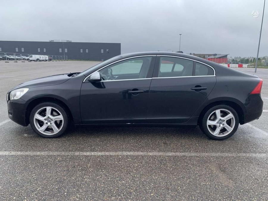Black Volvo S60 2012 in Vilnius, with an engine capacity of 1.98 L and mileage of 319 thousand km for 6500 €, photo 9 on AUTOMOTO.COM.LV