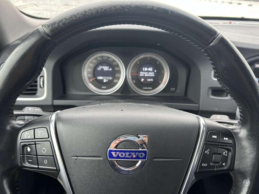 Black Volvo S60 2012 in Vilnius, with an engine capacity of 1.98 L and mileage of 319 thousand km for 6500 €, photo 18 on AUTOMOTO.COM.LV