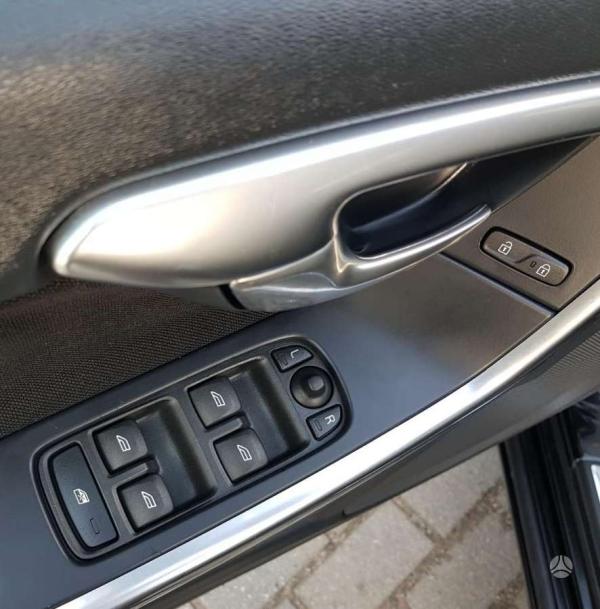 Black Volvo S60 2012 in Siauliai, with an engine capacity of 1.56 L and mileage of 229 thousand km for 4800 €, photo 10 on AUTOMOTO.COM.LV