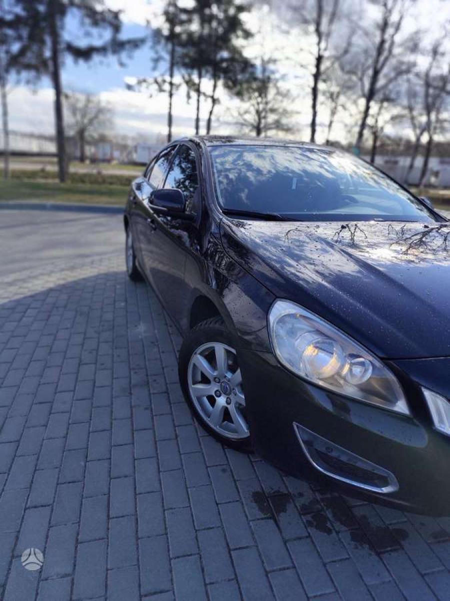 Black Volvo S60 2012 in Vilnius, with an engine capacity of 1.56 L and mileage of 340 thousand km for 4000 €, photo 4 on AUTOMOTO.COM.LV