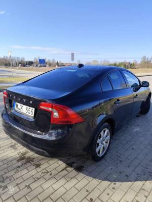 Black Volvo S60 2012 in Vilnius, with an engine capacity of 1.56 L and mileage of 340 thousand km for 4000 €, photo 6 on AUTOMOTO.COM.LV