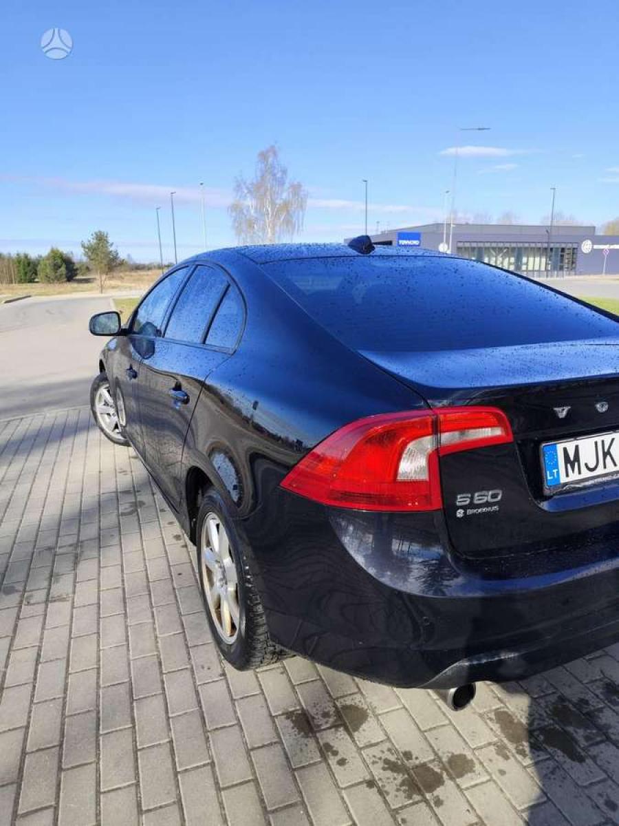 Black Volvo S60 2012 in Vilnius, with an engine capacity of 1.56 L and mileage of 340 thousand km for 4000 €, photo 7 on AUTOMOTO.COM.LV