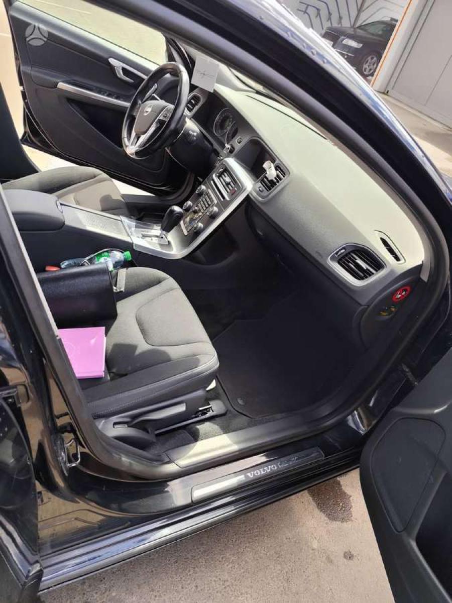 Black Volvo S60 2012 in Vilnius, with an engine capacity of 1.56 L and mileage of 340 thousand km for 4000 €, photo 10 on AUTOMOTO.COM.LV