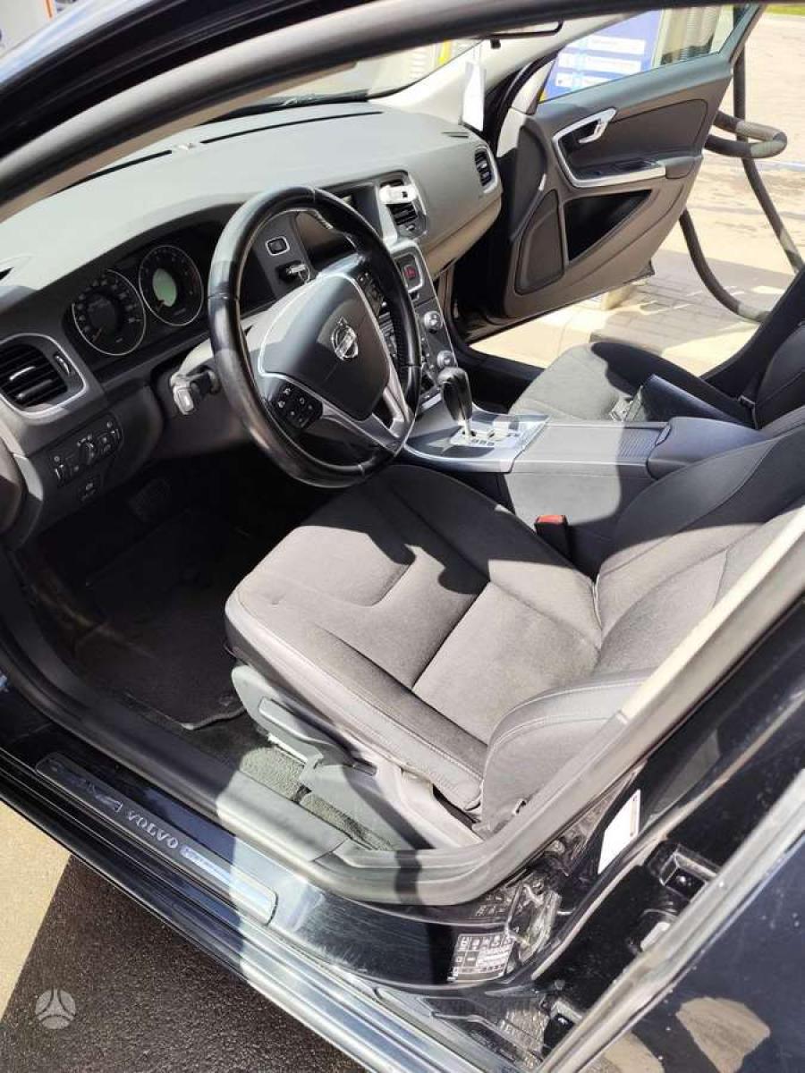 Black Volvo S60 2012 in Vilnius, with an engine capacity of 1.56 L and mileage of 340 thousand km for 4000 €, photo 11 on AUTOMOTO.COM.LV