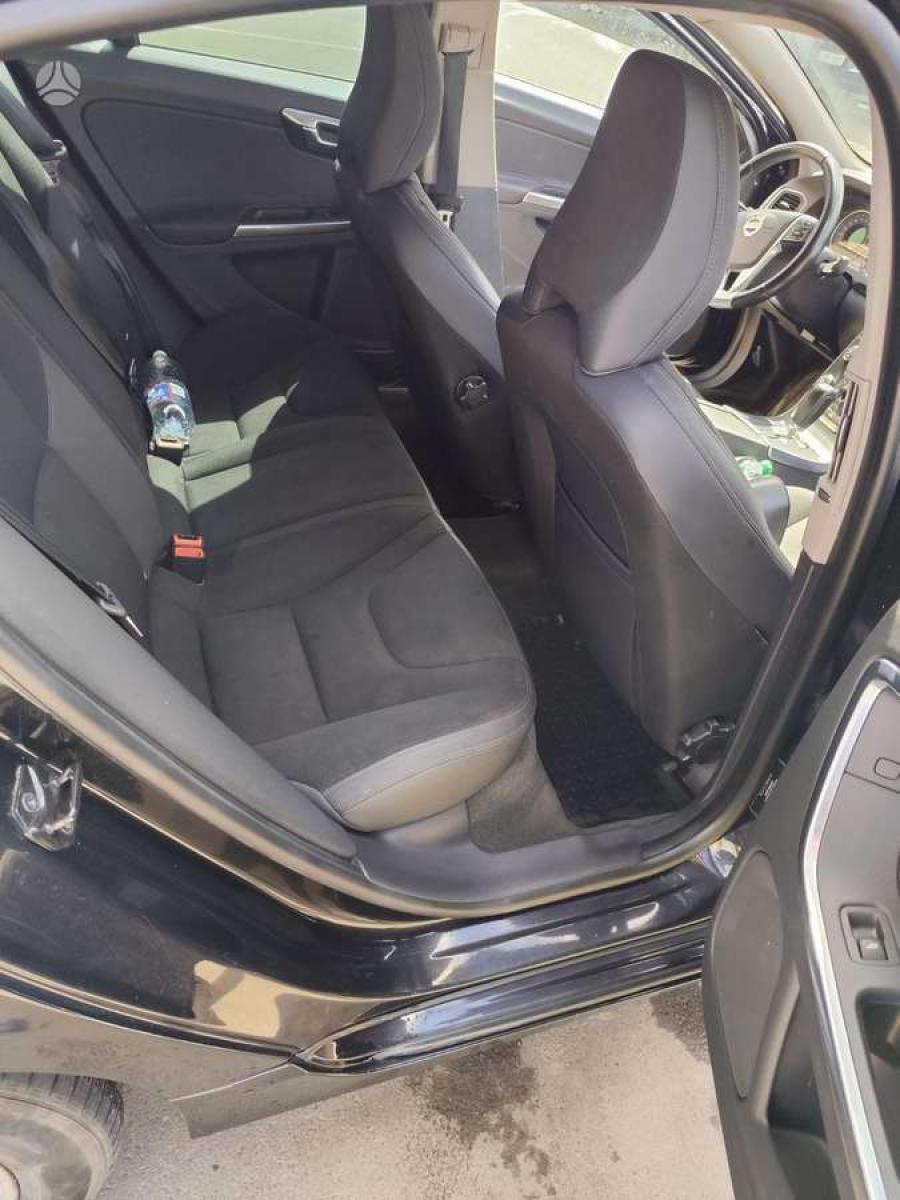 Black Volvo S60 2012 in Vilnius, with an engine capacity of 1.56 L and mileage of 340 thousand km for 4000 €, photo 12 on AUTOMOTO.COM.LV