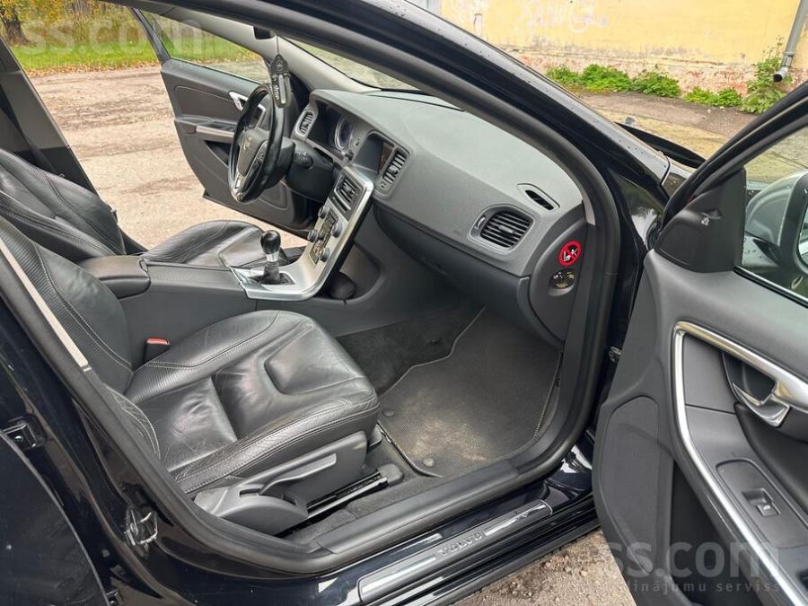 Melns Volvo S60 2012 Rīga, ar dzinēja tilpumu 1.60 L un nobraukumu 286 tūkst. km par 4700 €, foto 17 vietnē AUTOMOTO.COM.LV
