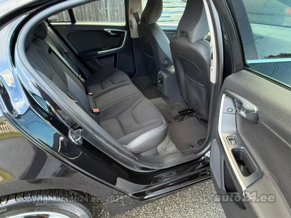 Melns Volvo S60 2013 Tallina, ar dzinēja tilpumu 2.00 L un nobraukumu 221 tūkst. km par 7990 €, foto 11 vietnē AUTOMOTO.COM.LV