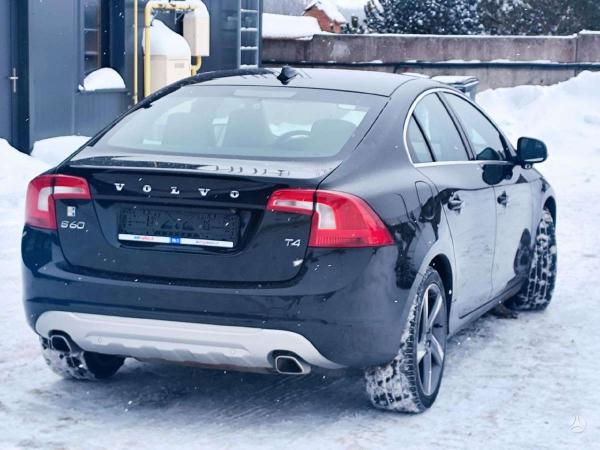 Melns Volvo S60 2013 Šauļi, ar dzinēja tilpumu 2.50 L un nobraukumu 200 tūkst. km par 6600 €, foto 8 vietnē AUTOMOTO.COM.LV