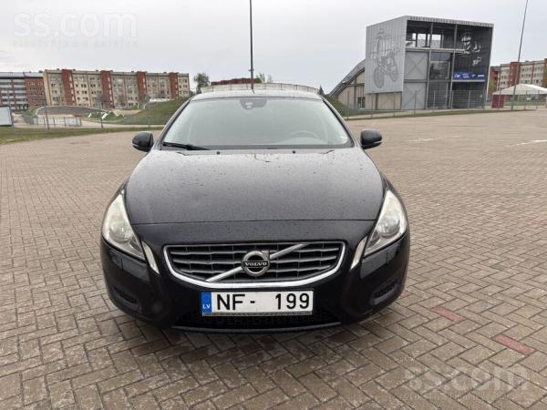 Melns Volvo S60 2013 Valmiera, ar dzinēja tilpumu 2.00 L un nobraukumu 231 tūkst. km par 6200 €, foto 2 vietnē AUTOMOTO.COM.LV