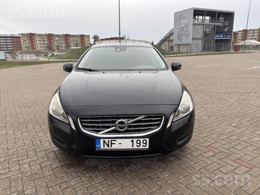 Melns Volvo S60 2013 Valmiera, ar dzinēja tilpumu 2.00 L un nobraukumu 231 tūkst. km par 6200 €, foto 3 vietnē AUTOMOTO.COM.LV