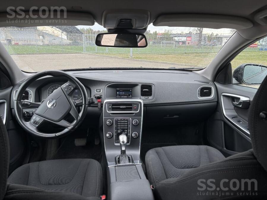 Melns Volvo S60 2013 Valmiera, ar dzinēja tilpumu 2.00 L un nobraukumu 231 tūkst. km par 6200 €, foto 10 vietnē AUTOMOTO.COM.LV