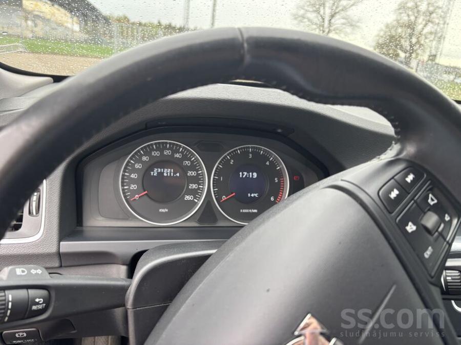 Melns Volvo S60 2013 Valmiera, ar dzinēja tilpumu 2.00 L un nobraukumu 231 tūkst. km par 6200 €, foto 11 vietnē AUTOMOTO.COM.LV