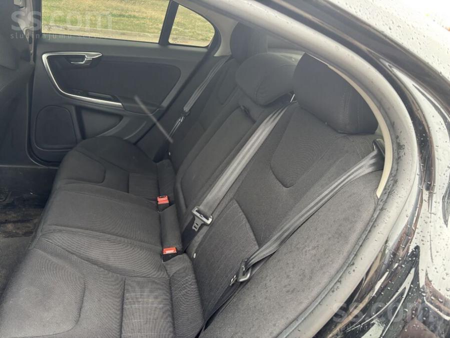 Melns Volvo S60 2013 Valmiera, ar dzinēja tilpumu 2.00 L un nobraukumu 231 tūkst. km par 6200 €, foto 12 vietnē AUTOMOTO.COM.LV