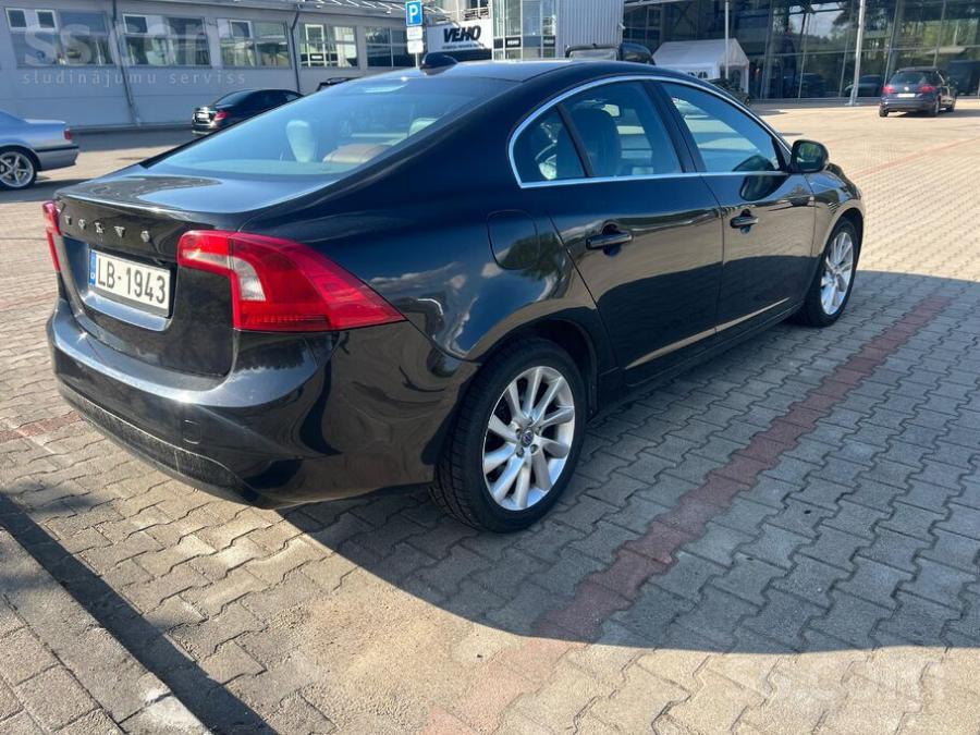 Black Volvo S60 2013 in Riga, with an engine capacity of 1.60 L and mileage of 205 thousand km for 8750 €, photo 3 on AUTOMOTO.COM.LV