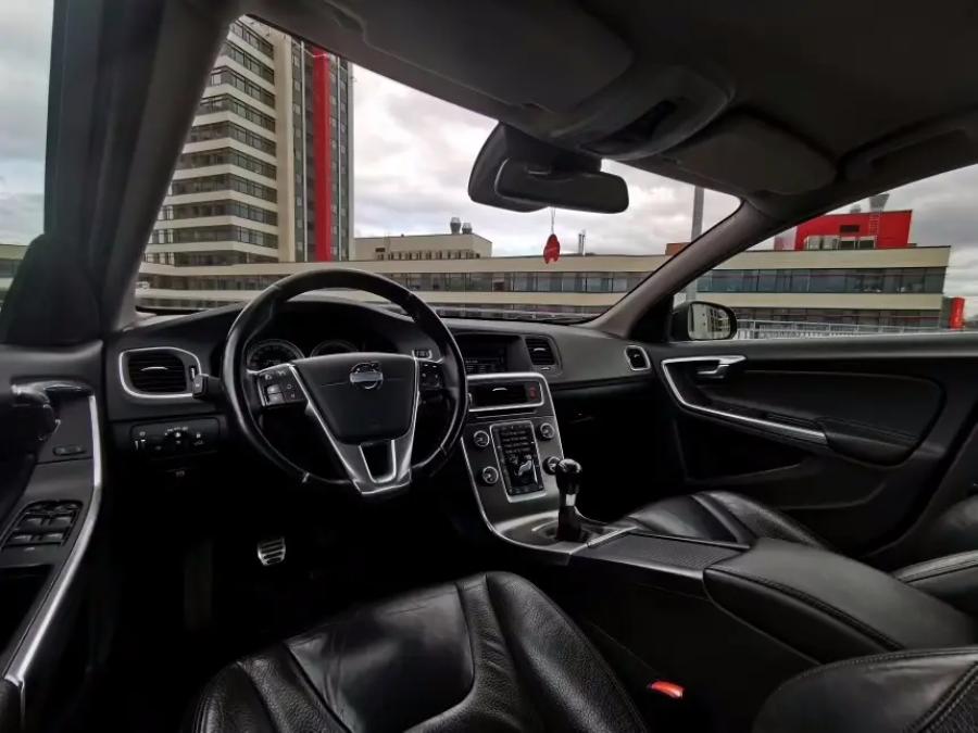 Black Volvo S60 2013 in Riga, with an engine capacity of 2.00 L and mileage of 194 thousand km for 8190 €, photo 9 on AUTOMOTO.COM.LV