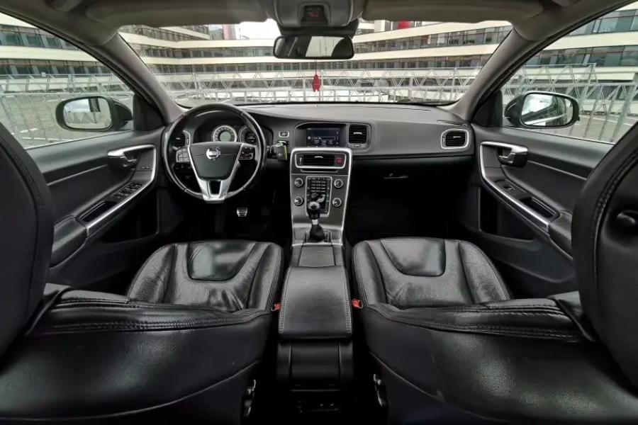 Black Volvo S60 2013 in Riga, with an engine capacity of 2.00 L and mileage of 194 thousand km for 8190 €, photo 10 on AUTOMOTO.COM.LV