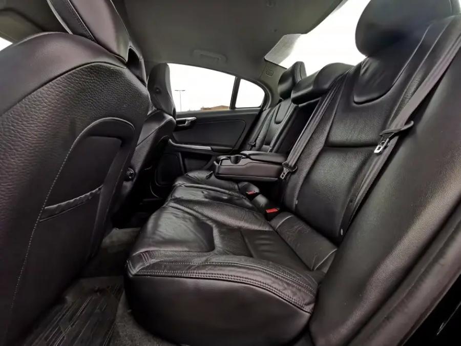 Black Volvo S60 2013 in Riga, with an engine capacity of 2.00 L and mileage of 194 thousand km for 8190 €, photo 12 on AUTOMOTO.COM.LV